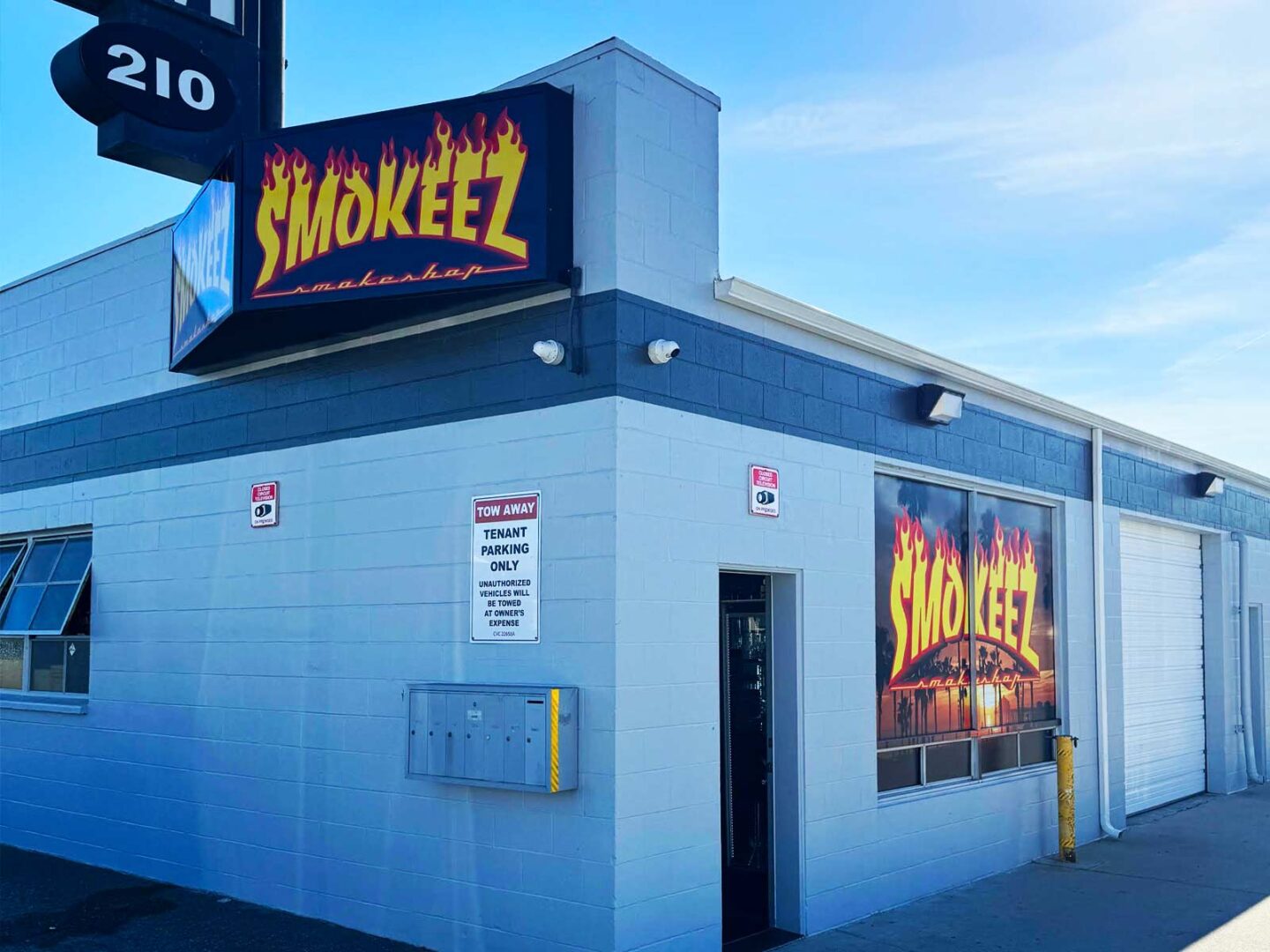 NEW WINDOW VINYL AND BACKLIT SIGN FOR SMOKEEZ